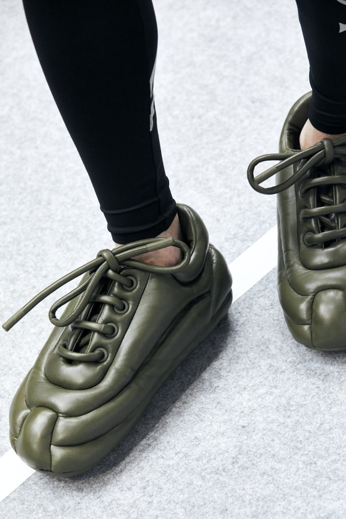 外型不需遵循人體工學！ Givenchy、Loewe、MSCHF及Harri推出乳膠單品成為IG流量保證 - men's uno Hong Kong